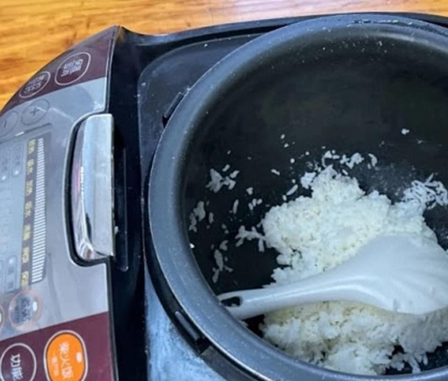 Is it possible to eat rice left in a rice cooker overnight?